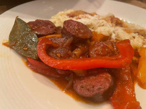 Spetsofai - Pittige Griekse worst met paprika & tomatensaus - Koken met ...