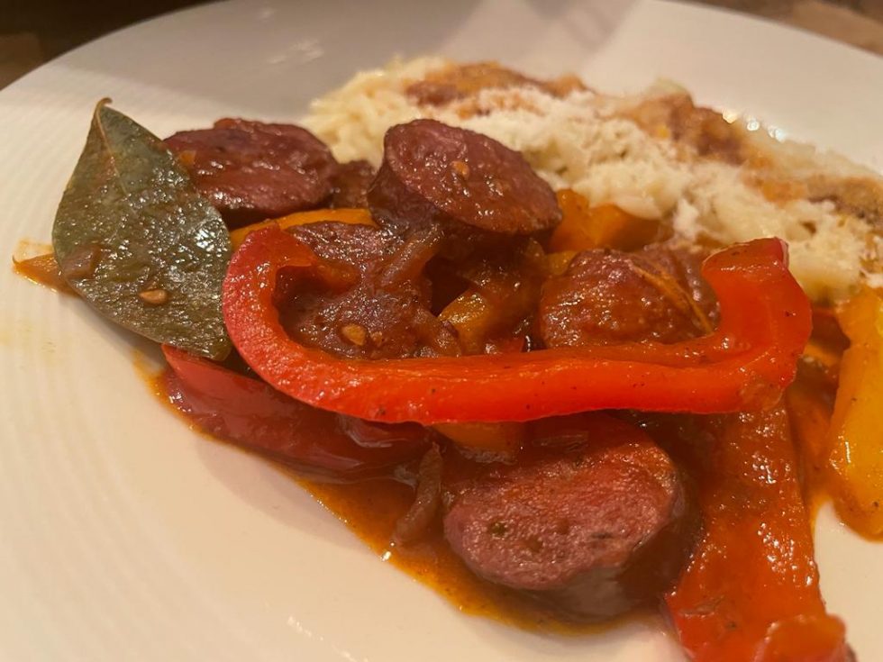 Spetsofai - Pittige Griekse worst met paprika & tomatensaus - Koken met ...